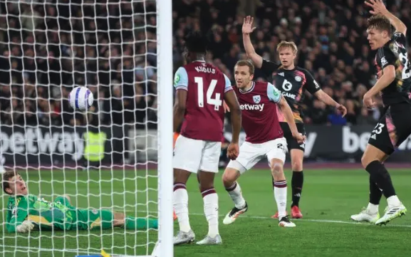 “Eye catching performance” | One Hammer stands tall in Leicester display