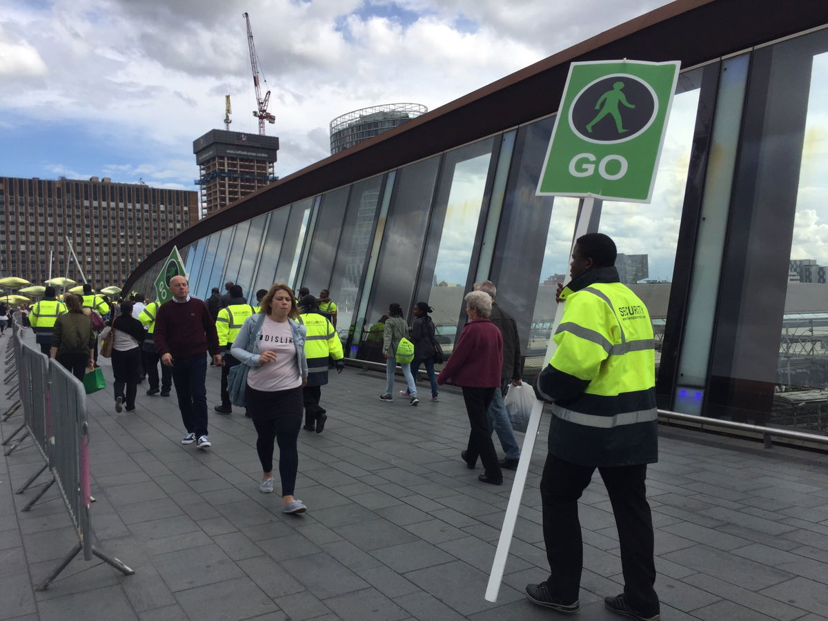 Crowd safety stewards lose control outside London Stadium - West Ham News