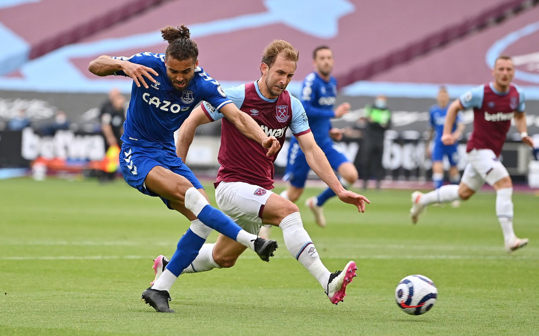 West Ham fans want more ambition | Club source denies striker rumour